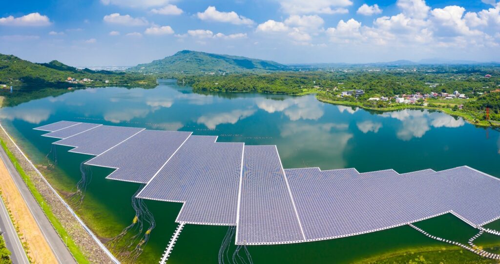 What are floating photovoltaic panels and what great advantages do they ...